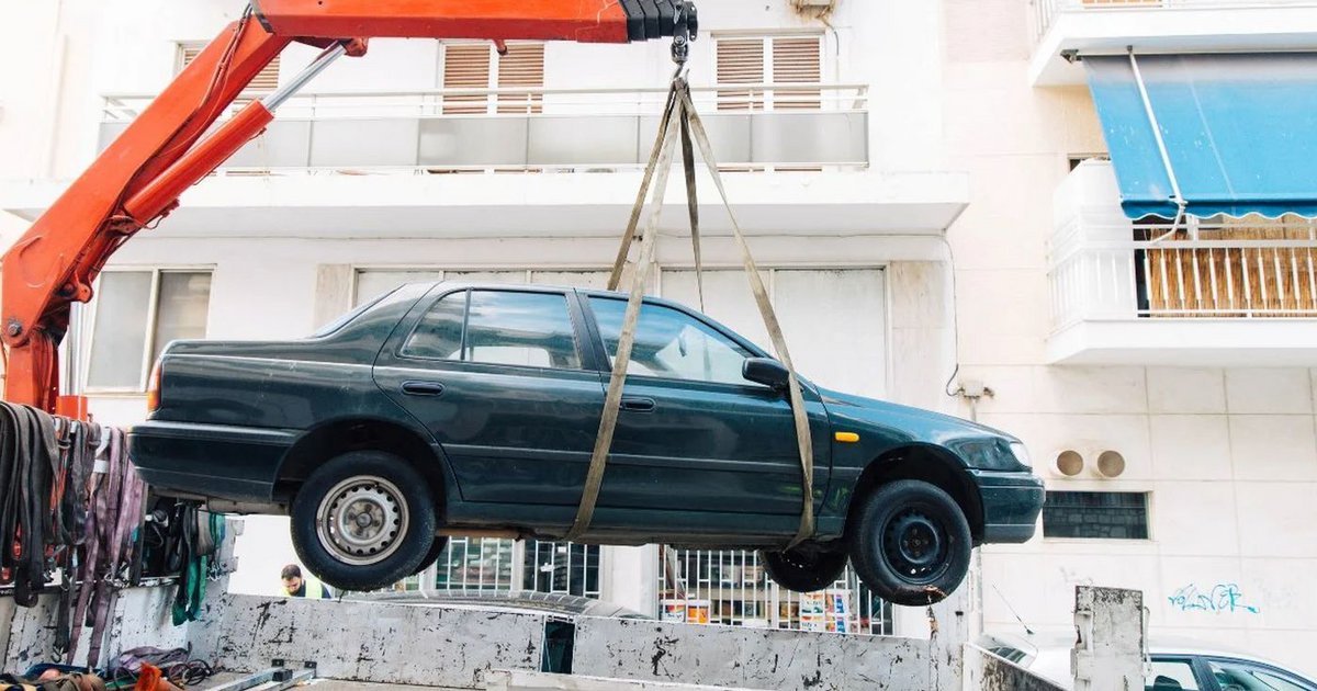 Παρατημένα οχήματα στον δρόμο: Σε ποιο τηλέφωνο καλούμε για να τα ...