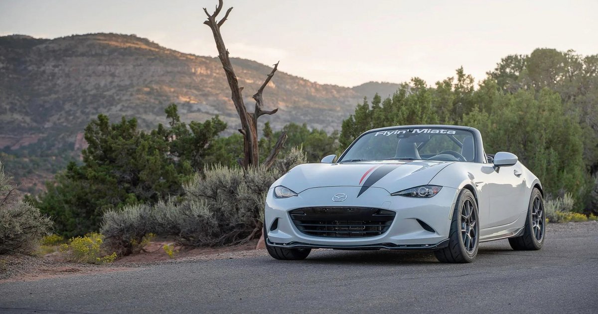 Η Flyin' Miata σταματάει να «στριμώχνει» τον θηριώδη V8 στο Mazda MX-5