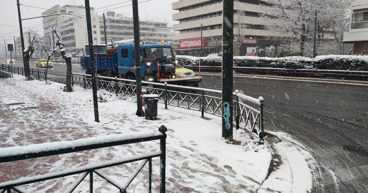 Βόλτα στο κέντρο της Αθήνας - Χιόνια, αλυσίδες και... εκχιονιστικό στην ...