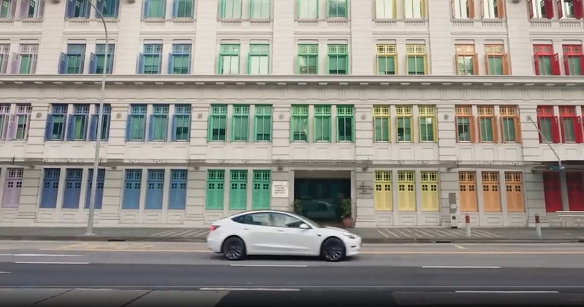 Το πρώτο διαφημιστικό σποτ στην ιστορία της Tesla - Τι «παρέλειψε» να ...