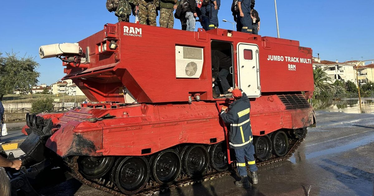 Λάρισα: Το «θηρίο» με τις ερπύστριες που μεταφέρει πληγέντες από τις ...