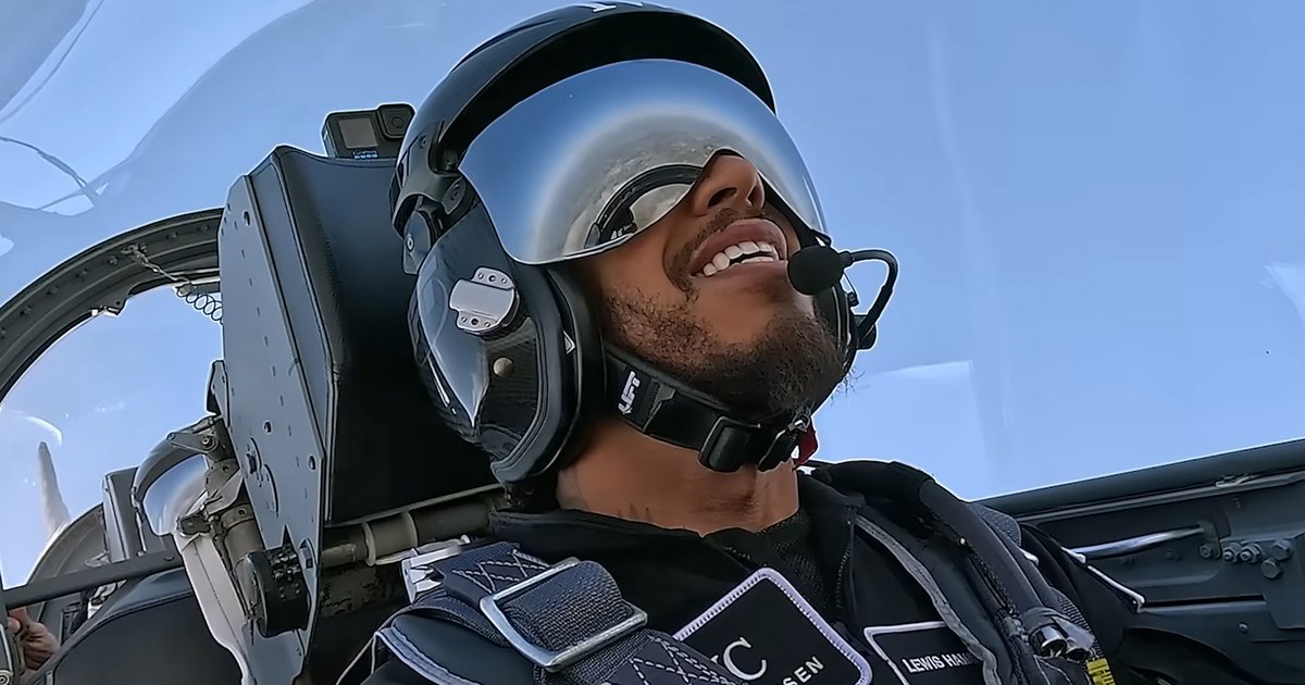 Δείτε τον Lewis Hamilton να πιλοτάρει μαχητικό αεροσκάφος (video)