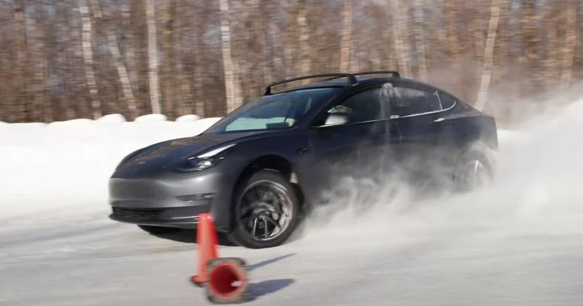 Tesla Model 3: Μπήκε σε χιονισμένη πίστα ράλι και έκανε «θρύψαλα» τον ...