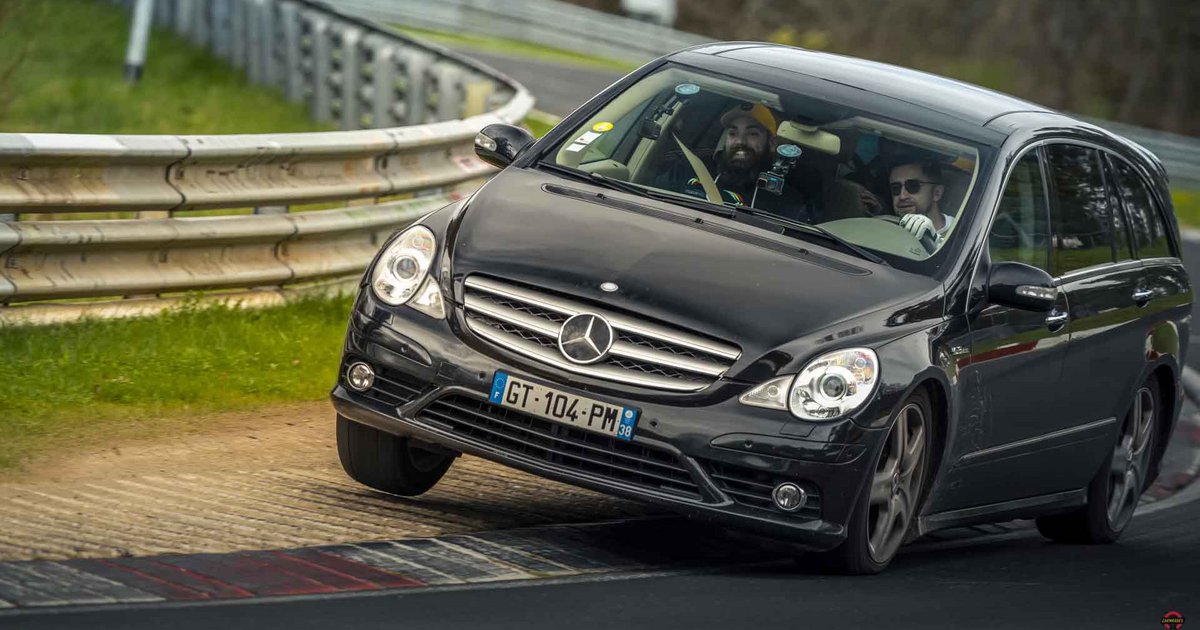 Δείτε μια Mercedes R 63 AMG με 6 άτομα να «πετάει» στο Nurburgring (video)