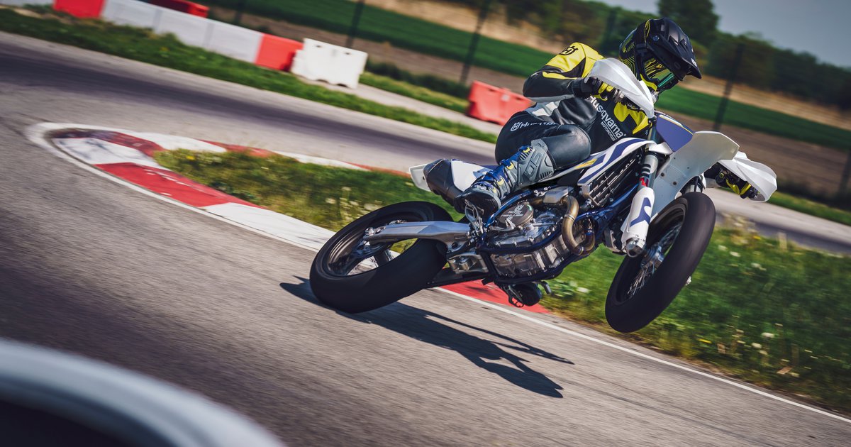 Husqvarna FS 450 2026 – Ανανέωση για την αγωνιστική supermoto